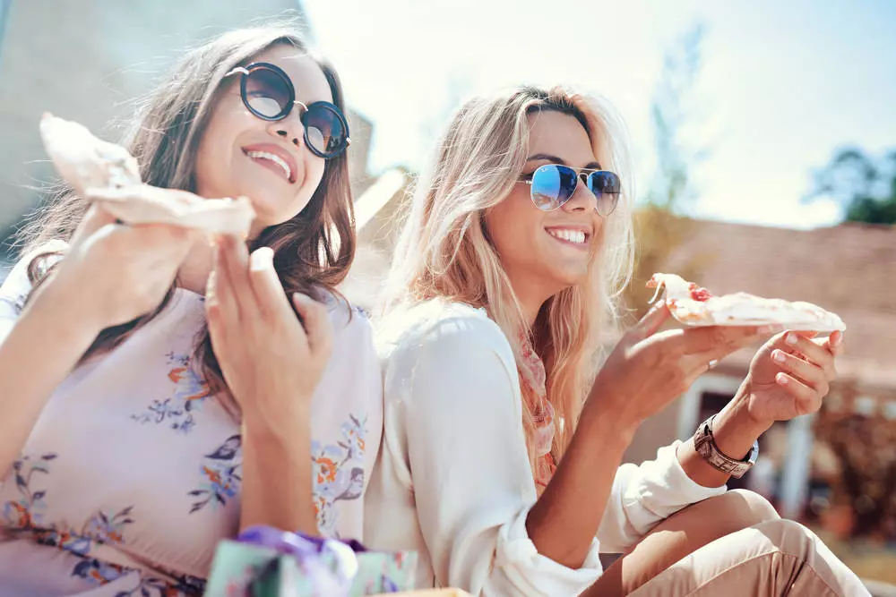 Chicas comiendo