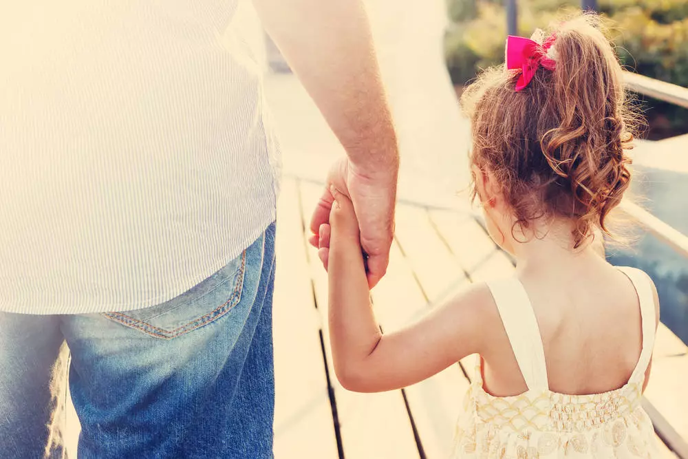 Papá camina con hija