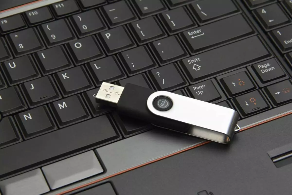 Foto - Hoe om 'n laai flash drive te maak