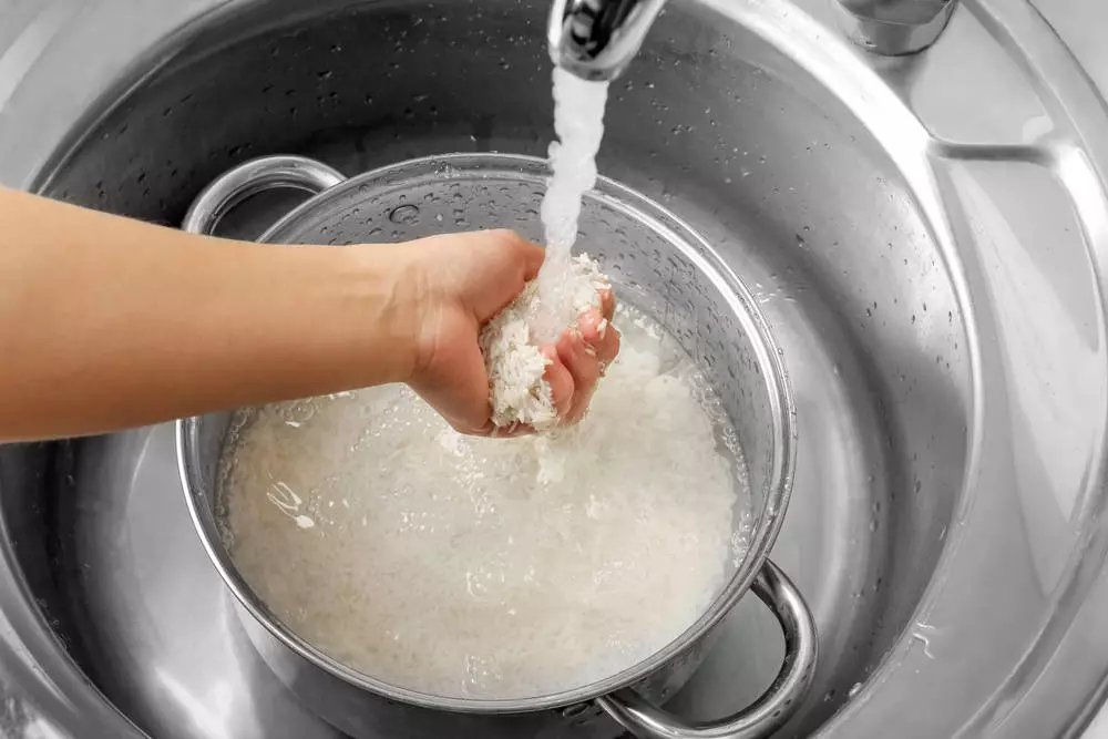 Kako kuhati mrmljive riže kod kuće