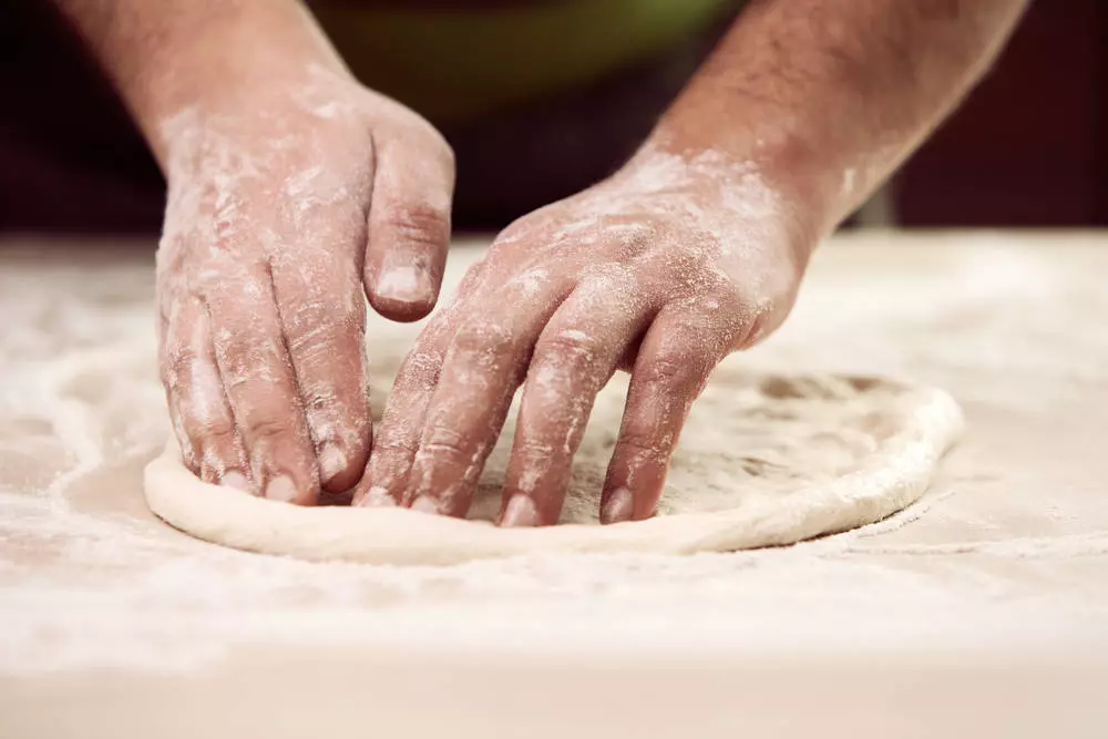 dough pizza, ຄືກັບໃນ Pizzeria: ສູດ + ຄໍາແນະນໍາທີ່ເປັນປະໂຫຍດ