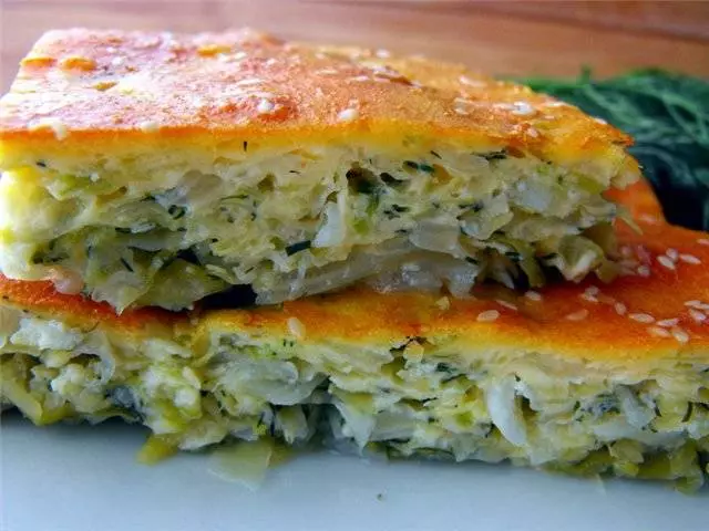 Preparar pastel de laurel con repollo en una olla lenta