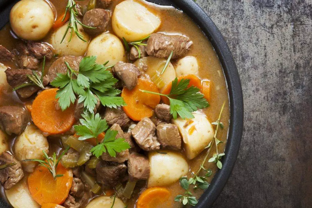 Kif tagħmel veġetali stew biċ-ċanga fi cooker bil-mod