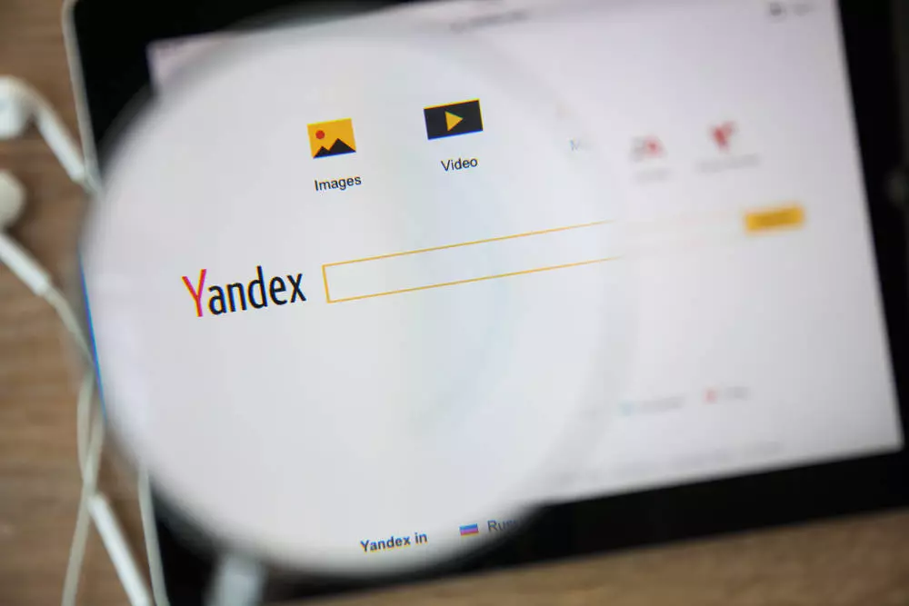 Yuav ua li cas ntxiv ib qho chaw hauv Yandex phau ntawv teev