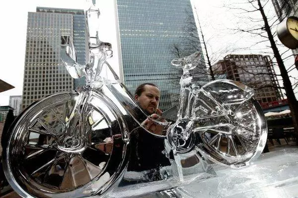 Londres, Anglaterra - 13 de gener: Escultor Krisztian Pogenya posa els tocs finals a una bicicleta de gel al Canadà Parc Square a Canary Wharf el 13 de gener de 2011 a Londres, Anglaterra. L'escultura forma part del festival de l'escultoria de gel de Londres, un esdeveniment de tres dies que inclou classes d'escultura polars per a les competicions públiques i de velocitat dels professionals. Foto de Matthew Lloyd / Getty Images)