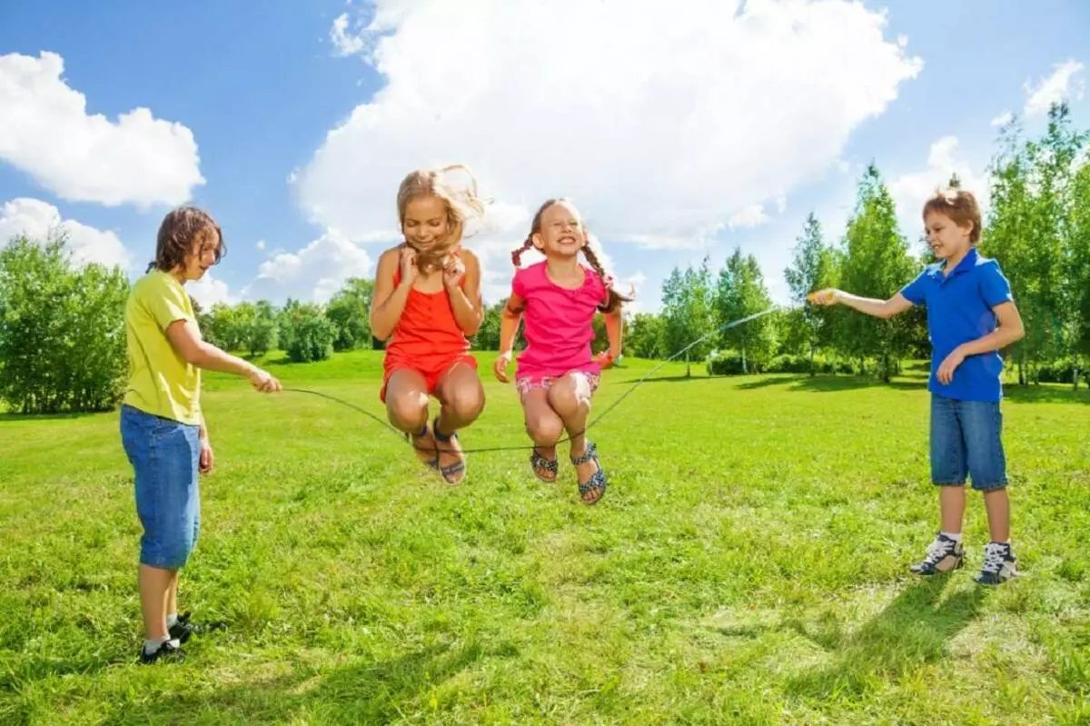 Foto - Wie man ein Kind unterrichtet, um auf das Seil zu springen