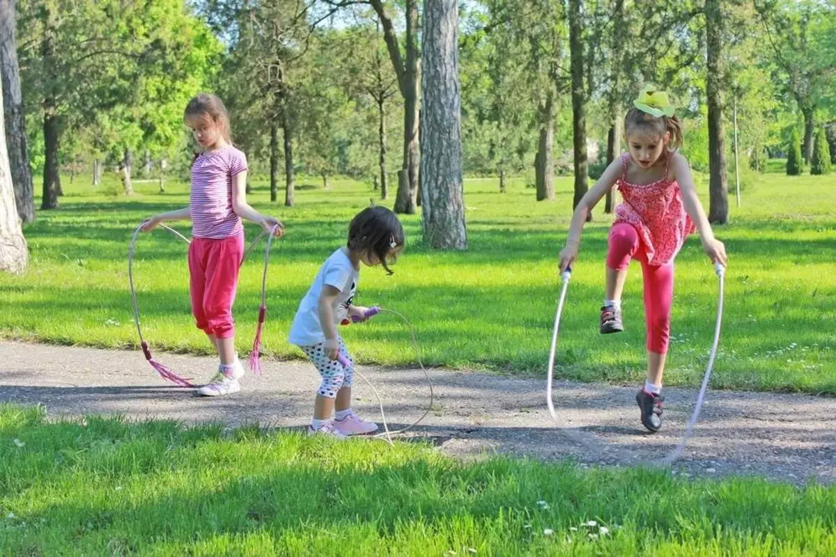 Foto 3 - So lehren Sie ein Kind, das auf das Seil springt